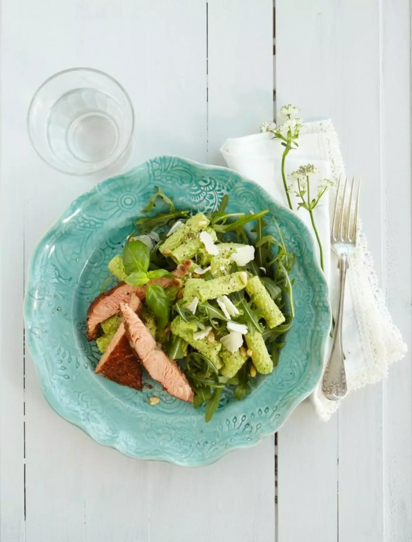 Pastasallad med varmrökt lax | Femina Pastasallad med varmrökt lax | Femina